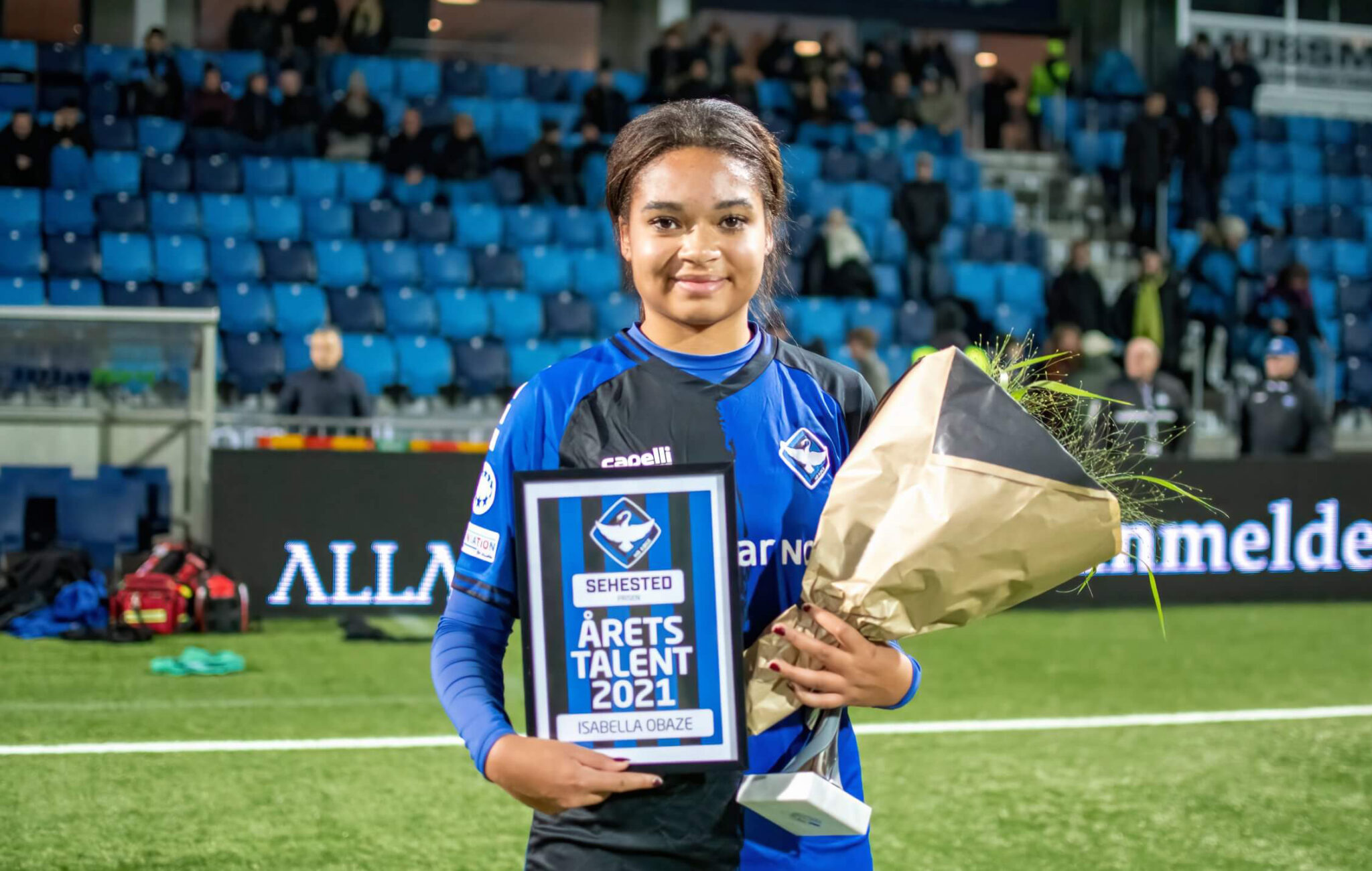 Isabella Obaze får kontrakt i USA til 2026 - Fodbold for piger
