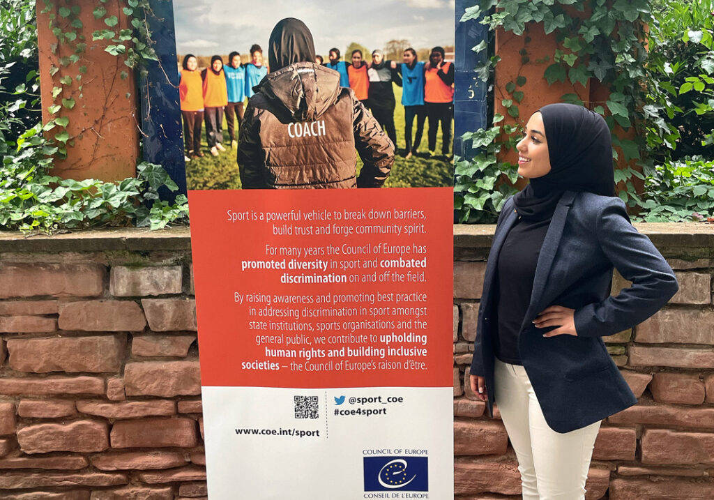 DBU-direktør for en dag: 23-årige Nagin Ravand kæmper for ligestilling i fodbold - Fodbold for piger