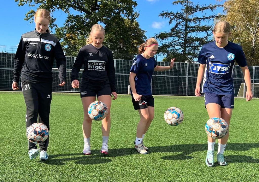 "Jeg vil have nye venskaber og dyrke en masse sport" - Fodbold for piger